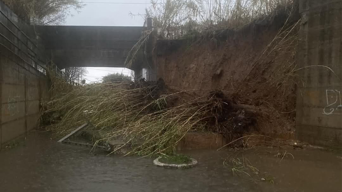 Provincia, smottamento in rione Pescara, colla il muro in cemento ...