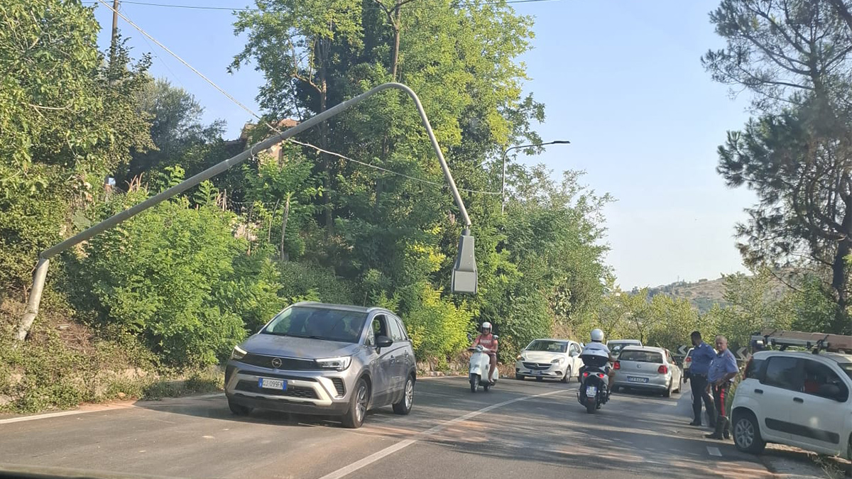 Agropoli, auto fuori controllo abbatte palo della luce sulla Via del ...